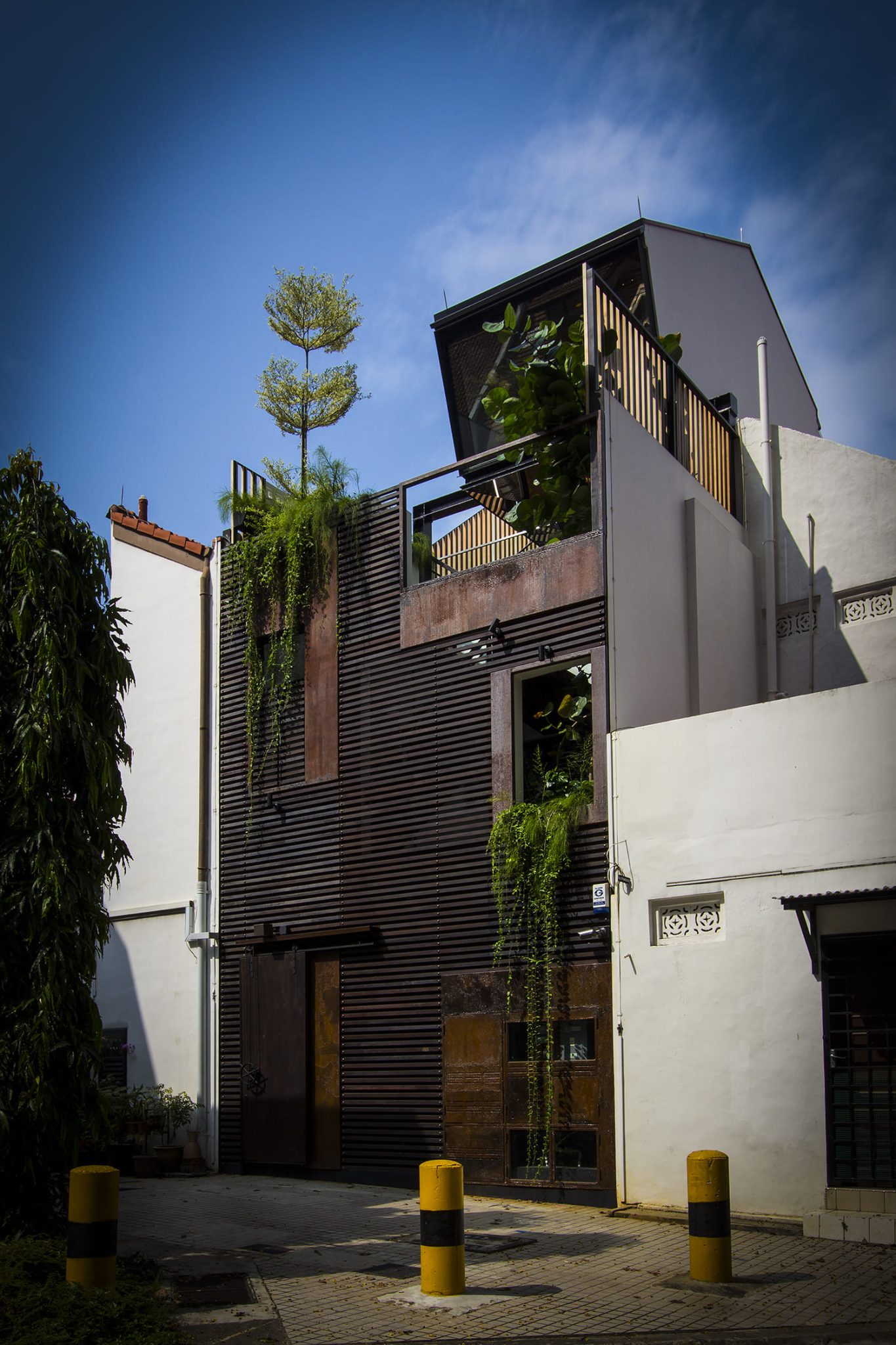 Futuristic Diamond Box - Emerald Hill Road 55 | Aamer Architects