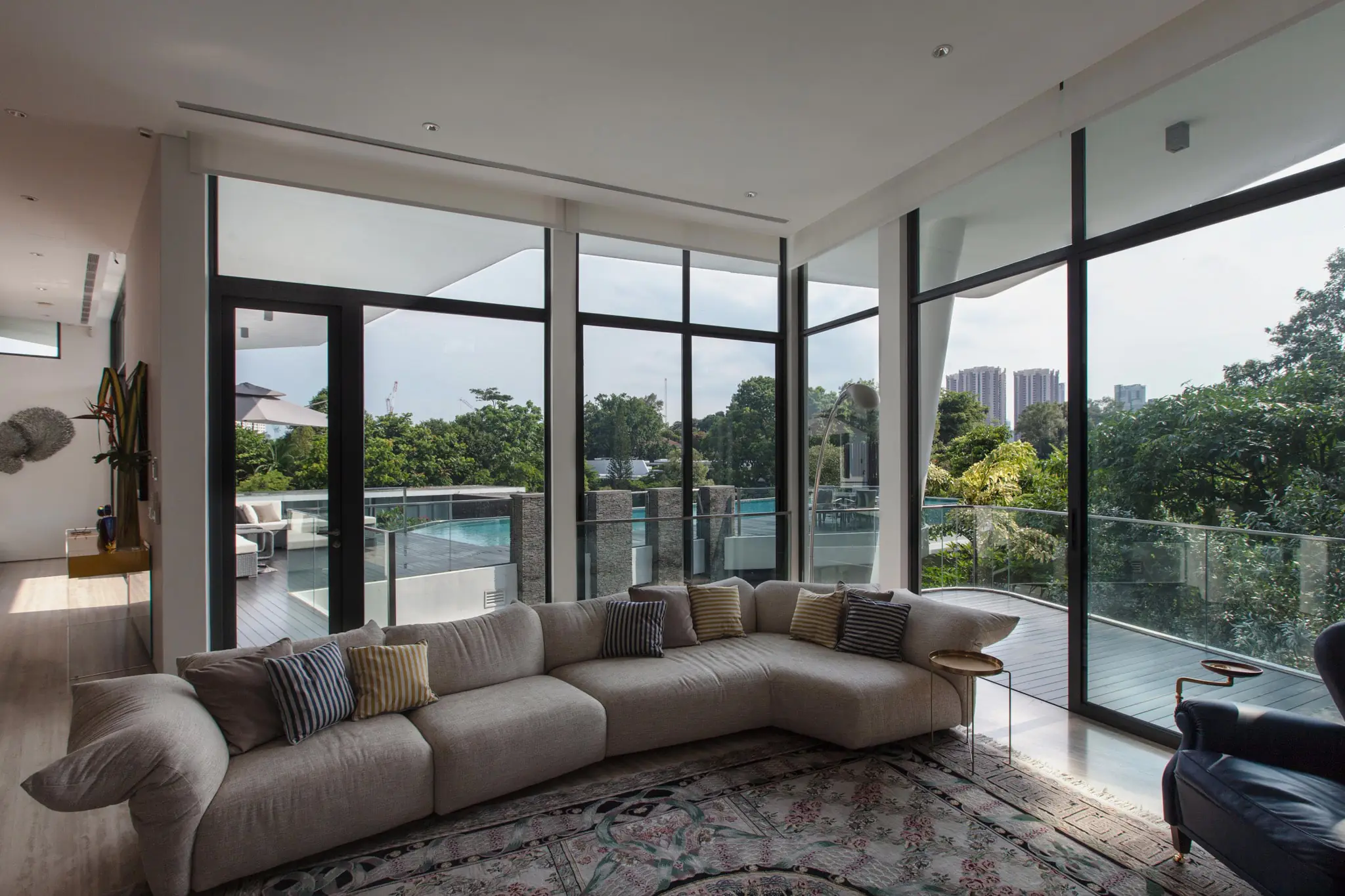 Fluidity On The Hill - Swettenham Road | Aamer Architects