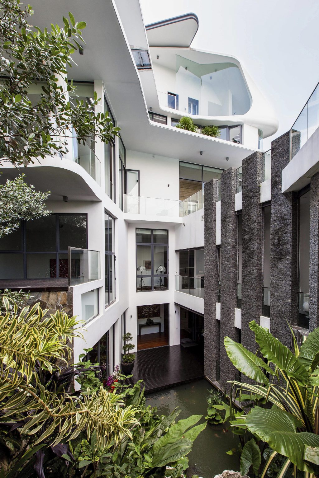 Fluidity On The Hill - Swettenham Road | Aamer Architects