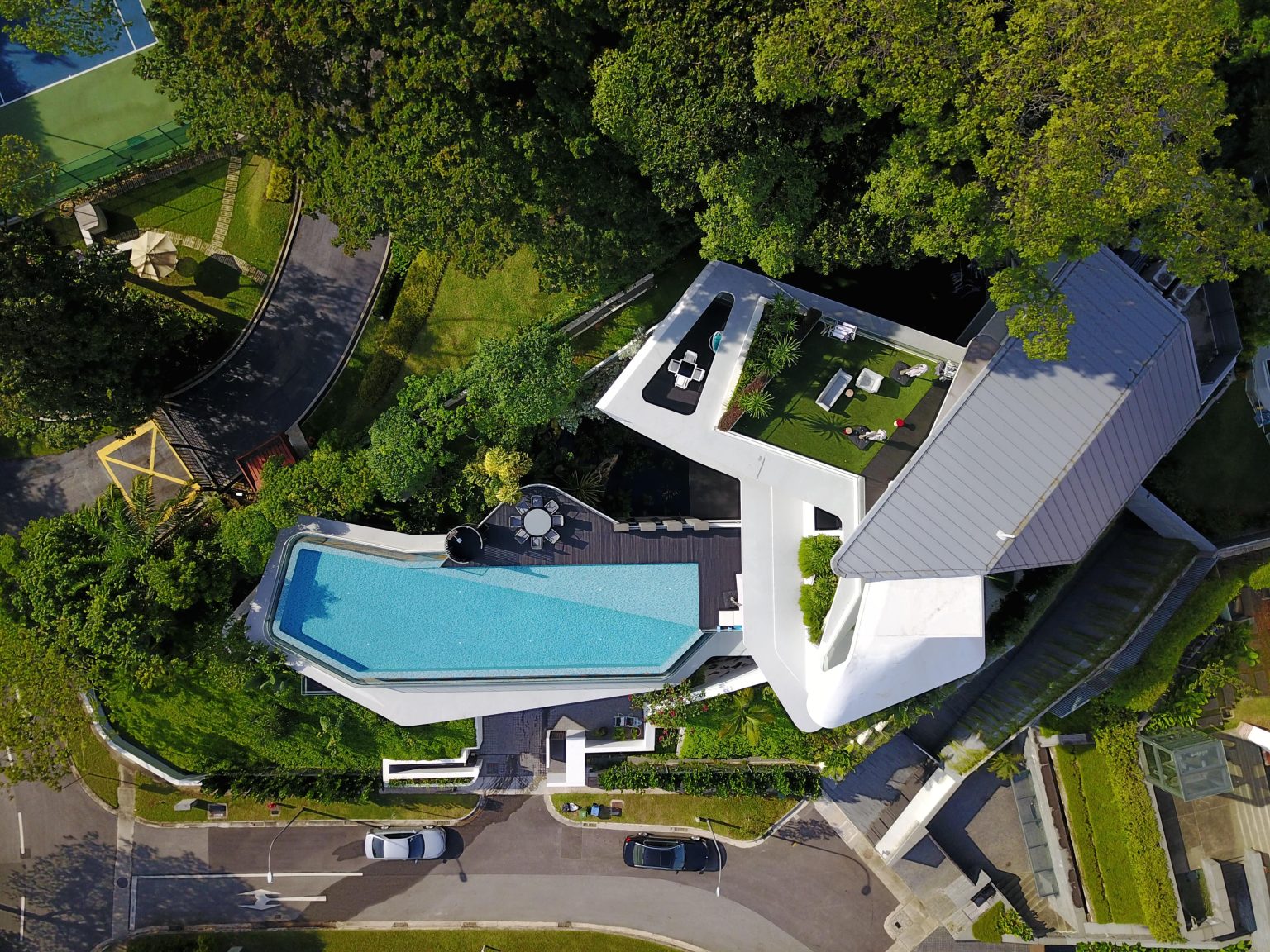 Fluidity On The Hill - Swettenham Road | Aamer Architects